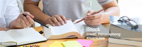 교육 교육 학습 기술 및 사람 개념 두 고등학생 또는 친구와 친구 교실에서 학습 하는 홈 웍스 를 할 수 있도록 도와 두 고등학생 또는 급우 친구와 함께 튜터 책 개인 지도