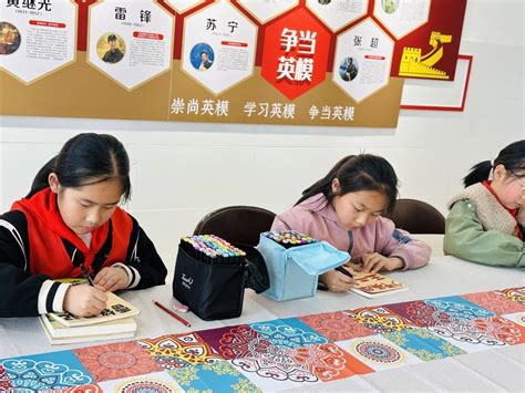 包自制书皮 做求善少年 市飘萍小学开展红色图书包书皮活动