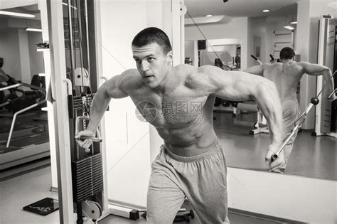 肌肉男在健身房举重男人做运动高清图片下载 正版图片507161086 摄图网