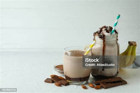 화이트 텍스처 테이블에 초콜릿 밀크 쉐이크와 바나나와 맛있는 음식의 개념 0명에 대한 스톡 사진 및 기타 이미지 0명 과일 단백질 Istock