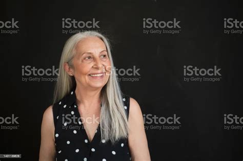 검은 색 배경 위에 긴 회색 머리카락을 가진 쾌활한 노인 여성의 초상화 50 59세에 대한 스톡 사진 및 기타 이미지 50 59세 60 69세 긴 Istock