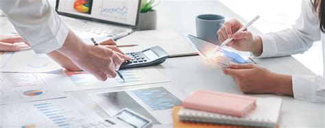 경영진 비즈니스 팀은 디지털 태블릿 그래프 차트 및 비즈니스 전략에 대한 투자 프로젝트를 회의하고 계획하는 데 브레인 스토밍을합니다 경영자에 대한 스톡 사진 및 기타 이미지