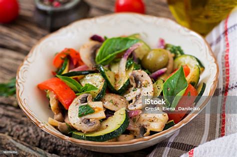 버섯 호박 토마토 양파 올리브와 함께 Saute 야채는 끓인 채식 채식주의 음식 건강 한 식사입니다 개념과 주제에 대한 스톡 사진 및 기타 이미지 Istock