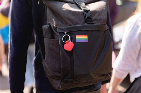 무지개 깃발 Lgbtqia 상징 게이 퍼레이드 프라이드 행사를 위한 컨셉 사진 스티커와 하트가 バッットッックショッ Christopher Street Day에 대한 스톡 사진