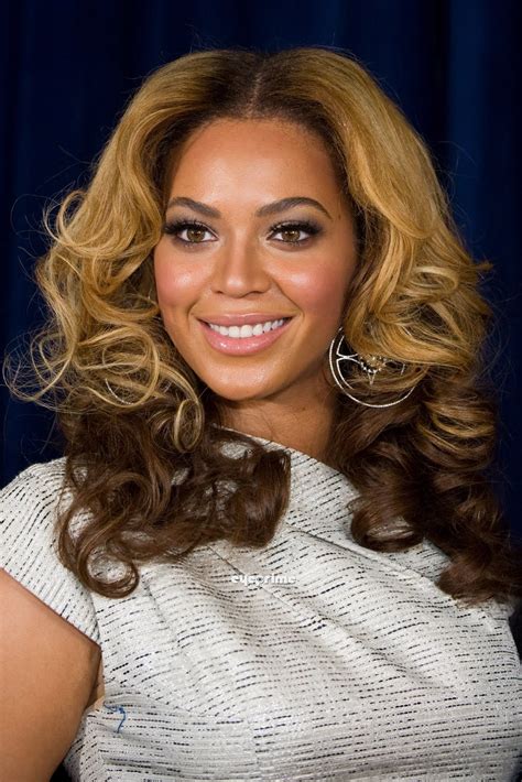 Beyonce Knowles Sexy Image By Unveiling Of The Beyonce Cosmetology Center In New York Mar