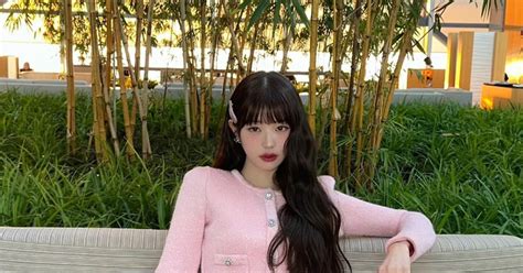 장원영 다리 꼰 채포즈는 당당 보스 미소는 귀염 뽀짝