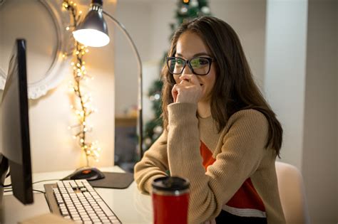 크리스마스에는 컴퓨터에서 작동 하는 비즈니스 여자 사업가 프리랜서 가정 생활에 대한 스톡 사진 및 기타 이미지 가정 생활 개발 계절 Istock