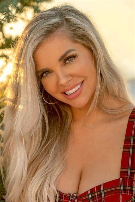 Kayla Collins About Entertainmentie