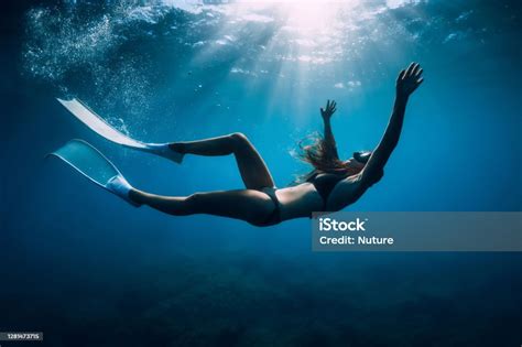 흰색 지느러미와 무료 다이버 여성은 놀라운 태양 광선과 함께 수중 활공 바다에서 자유 다이빙 수중 20 24세에 대한 스톡 사진 및 기타 이미지 Istock