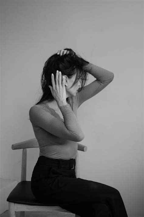 갈색 머리 단순한 블랙 앤 화이트 수직 쐈어 스타일 스튜디오 촬영 실크 드레스 앉아 있는 여성 젊은 패션에 관한 무료 스톡 사진