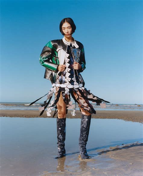 ממתק לעיניים הצלמת דפי הגאי משתעשעת עם התעתוע מגזין פורטפוליו