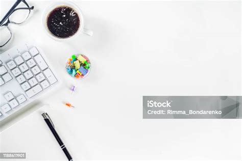 책상 상단 전망 위의 평평한 모의 노트북 키보드 종이 화이트 바탕 화면 커피 컵 노트북 작업 공간 창조적 인 참고 컴퓨터 학생 사업 펜 연필 학교 전화 오버 헤드 테이블