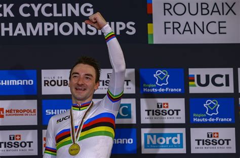 퍼스트바이크 도심속에서도 퍼스트바이크와 함께라면 언제나 즐겁죠 D 퍼스트바이크 밸런스바이크 페달없는자전거 도심라이딩 즐거워 아이선물 어린이날 나들이 3