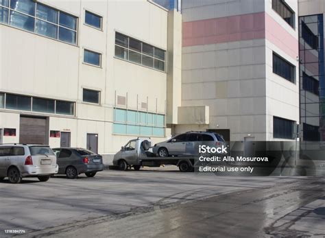 깨진 자동차는 주차 위반에 대한 주차장에 견인 트럭에 멀리 촬영 거리에 대한 스톡 사진 및 기타 이미지 거리 건축 공항 Istock
