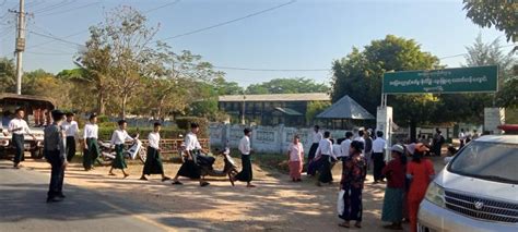 ရွှေတောင်မြို့နယ်တွင် တက္ကသိုလ်ဝင်စာမေးပွဲ ဒုတိယနေ့ အင်္ဂလိပ်စာဘာသာရပ် ဆက်လက်ဖြေဆို