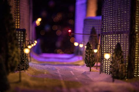 도로와 조명이있는 작은 미니어처 도시 겨울에 밤에 눈 장식 귀여운 작은 집 크리에이티브 홀리데이 컨셉 크리스마스와 새해 속성 장식 구성 거리에 대한 스톡 사진 및 기타