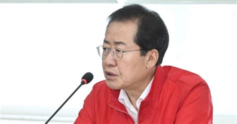 홍준표 문재인 개 3마리도 건사 못하나 정진석 문 대통령이 계속 키워야