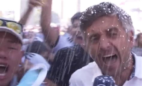Viral Periodista Quedó En Medio De Los Festejos Por La Selección