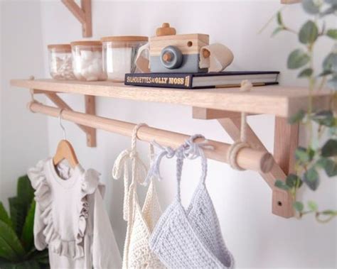 9 Rak Dinding Kamar Tidur Untuk Menyimpan Berbagai Barang