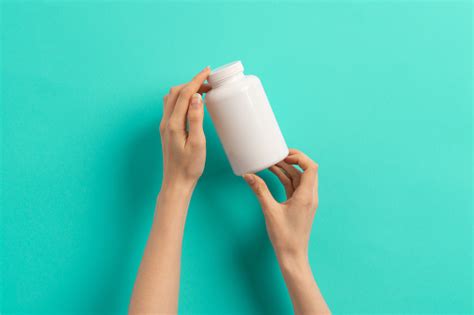 흰 병의 약물 알약이나 비타민 또는 보충제를 들고 있는 여성의 손 개념에 대한 스톡 사진 및 기타 이미지 개념 개념과 주제 건강관리와 의술 Istock