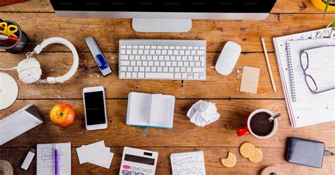 다양한 가제트와 사무용품이 구비된 책상 컴퓨터 스마트 폰 및 기타 장치 및 문구류 직장 주변 플랫 레이 사진