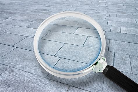 보행자 구역에서 직사각형 모양의 돌 블록으로 만든 새로운 포장 돋보기를 통해 본 개념 0명에 대한 스톡 사진 및 기타 이미지 0명 감시 개념 Istock