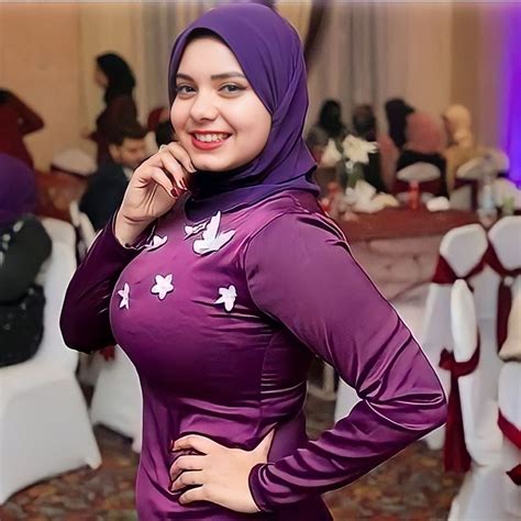 Pin By Ed Riley So On الحجاب Beautiful Arab Women Curvy Woman