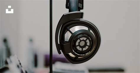 휴대폰과 램프가 있는 책상 사진 Unsplash의 무료 회색 이미지