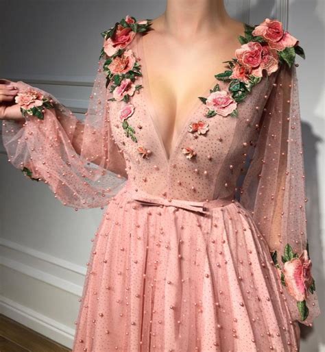 Наймодніші сукні з квітковою вишивкою 30 фото Ідеї декору