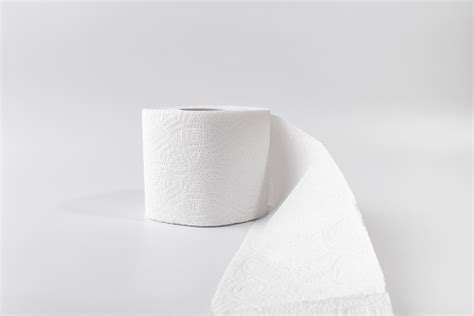 흰색 배경에 화장지 롤 공간을 복사합니다 텍스트를 위한 공간 오솔길에 대한 스톡 사진 및 기타 이미지 오솔길 화장실 휴지 말기 Istock