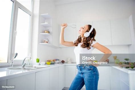 프로 파일 사이드 뷰 초상화 현대 빛 흰색 인테리어 스타일의 마이크 소리와 같은 손 주방 용품을 들고 그녀의 좋은 매력적인 사랑 스럽다 쾌활 한 명랑 한 곱슬 머리 소녀