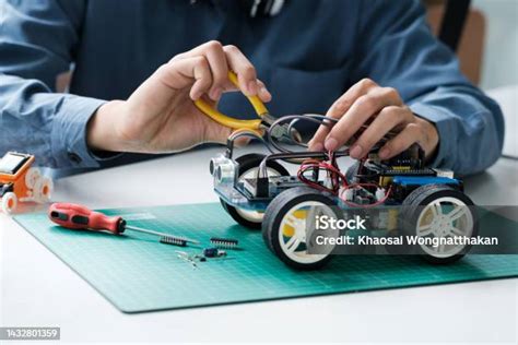 로봇 공학 프로그래밍 및 Stem 교육 개념의 기술 과학 기술 공학 및 수학 교육 과학 교실에서 로봇 프로젝트를 하는 아시아