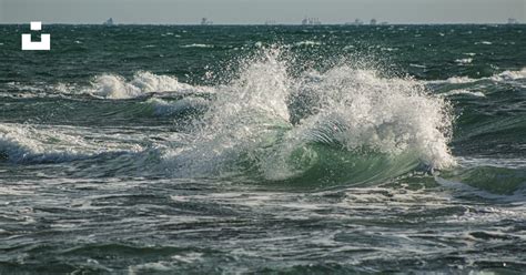 바다에서 파도를 타고 서핑 보드를 타는 사람 사진 Unsplash의 무료 바다 이미지