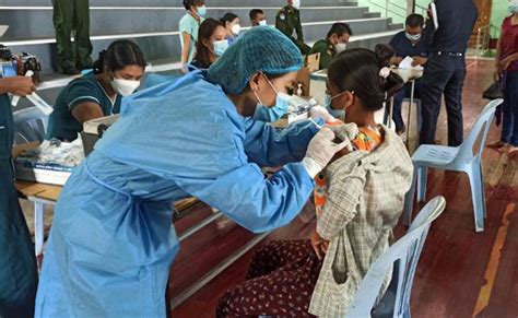 ကော့သောင်းမြို့တွင် စက်ရုံ အလုပ်ရုံလုပ်သားများ၊ မိသားစုများအား ကိုဗစ် ၁၉ ရောဂါ ကာကွယ်ဆေး ထိုးန