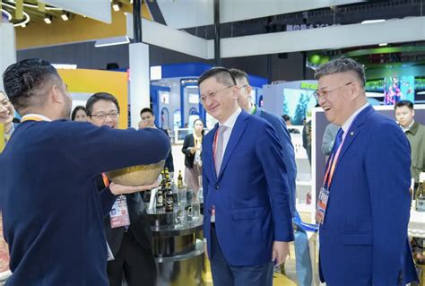 上海市国资委主任贺青调研进博会绿地展台并给予充分肯定 绿地集团 世界500强企业