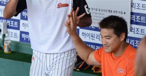 [포토] 문규현 하이파이브도 쑥스럽네~