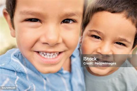 가족 얼굴 형제의 초상화는 유대감을 형성하고 긴장을 풀고 야외에서 포옹하고 함께 놀고 있습니다 사랑 행복한 가족 멕시코 소년은 자유 시간을 즐기면서 행복하고 쾌활한 형제를