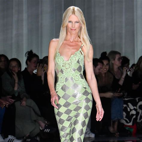 Claudia Schiffer Die Ikonischsten Looks Des Supermodels Galade
