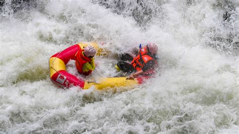 ကွေ့ကျိုးပြည်နယ် ကျင့်ယွမ်ခရိုင်တွင် ခရီးသွားများ ဂေဟစနစ်နှင့်အညီ လှိုင်းတံပိုးစီးခရီးကို ပျော်ရ