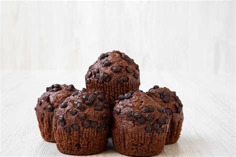 초콜릿 컵에 케 한 익을 흰색 나무 배경 측면 보기 클로즈업입니다 머핀에 대한 스톡 사진 및 기타 이미지 머핀 초콜릿 갈색 Istock