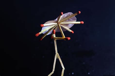 비에 성냥갑 우산을 가진 성냥갑 남자 비가 오는 개념 매치스틱 아트 사진은 성냥갑을 사용하여 캐릭터를 만들었습니다 0명에 대한 스톡 사진 및 기타 이미지 Istock