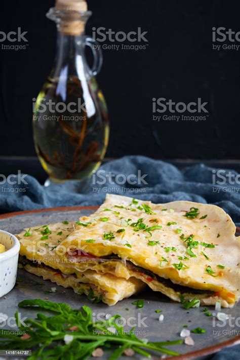 스크램블 드 에그 토마토 고기 및 치즈와 함께 튀긴 피타 빵 박제 용암 건강한 식생활에 대한 스톡 사진 및 기타 이미지 건강한 식생활 고기 고추류 Istock