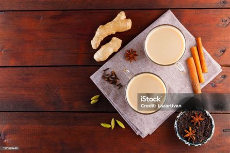 마살라 차이 차 에 린넨 냅킨 전통 인도 음료 나무 배경에 향신료와 마살라 차 공간을 복사합니다 위쪽 보기 0명에 대한 스톡 사진 및 기타 이미지 Istock