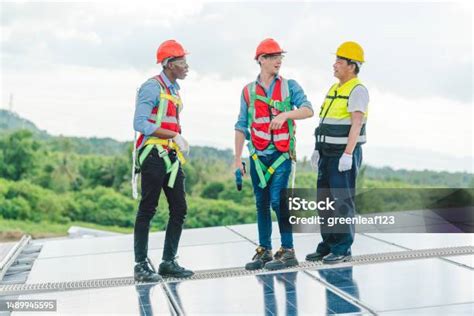 기술자 엔지니어는 산업 공장 옥상에서 태양 전지를 만나고 점검합니다 검사 작업자는 태양 전지 패널을 수리합니다 청정 재생 에너지 생태 및 대체 전력 개념 1개월에 대한 스톡