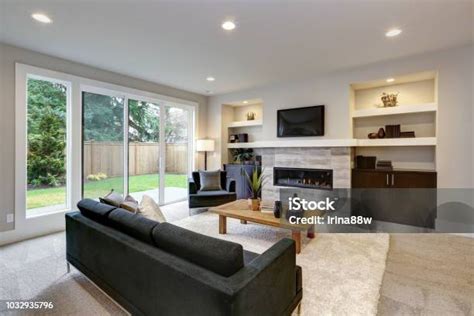 돌 벽과 호화 스러운 가정에 있는 벽난로 함께 아름 다운 현대 거실 인테리어 가구에 대한 스톡 사진 및 기타 이미지 가구 갈색 거실 Istock