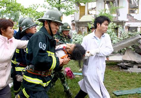 图文：救援人员把从废墟中救出的小学生送往急救站新闻中心新浪网