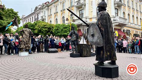 На “стометрівці” живі скульптури збирають кошти на ЗСУ Інформатор Івано Франківськ