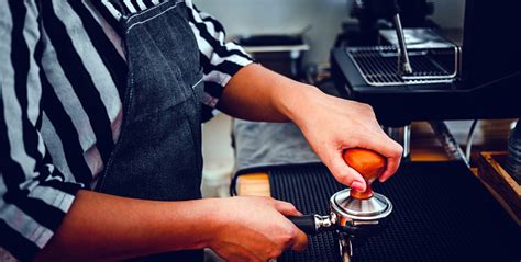 카페에서 에스프레소 커피를 만드는 포터필터와 커피 탬퍼를 들고 있는 바리스타 Robusta Coffee Drink에 대한 스톡 사진 및 기타 이미지 Robusta