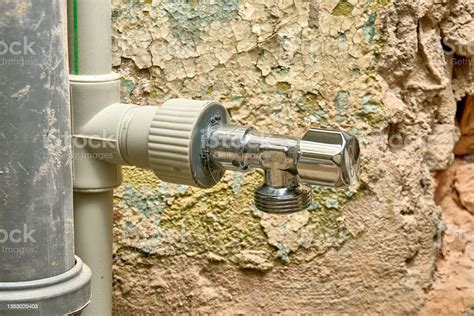 욕실에서 세탁기를 연결하기위한 폴리 프로필렌 파이프에 별도의 탭의 설치 클로즈업 0명에 대한 스톡 사진 및 기타 이미지 0명 물 배관 Istock