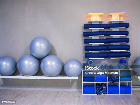 요가 스튜디오의 스포츠 장비 요가 매트 및 피트니스 공 체육관의 요가 베개 및 블록 0명에 대한 스톡 사진 및 기타 이미지 0명 공 스포츠 장비 담요 Istock